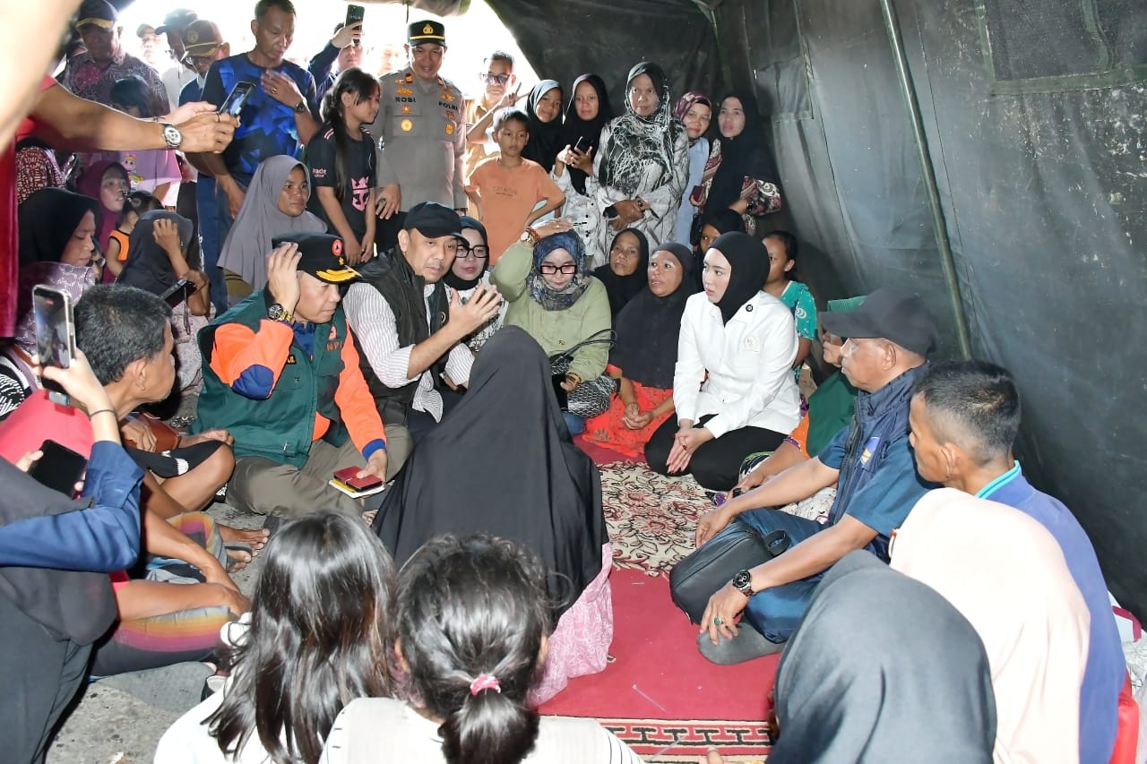 Cindy Monica Kunjungi Korban Banjir Tanjung Mutiara - KabarPadang.com